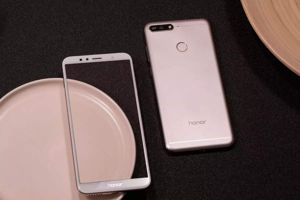 Thosaigh Huawei Honor 7A PRO, Smartphone Buiséid, ag díol go dtí an Rúis 17099_1