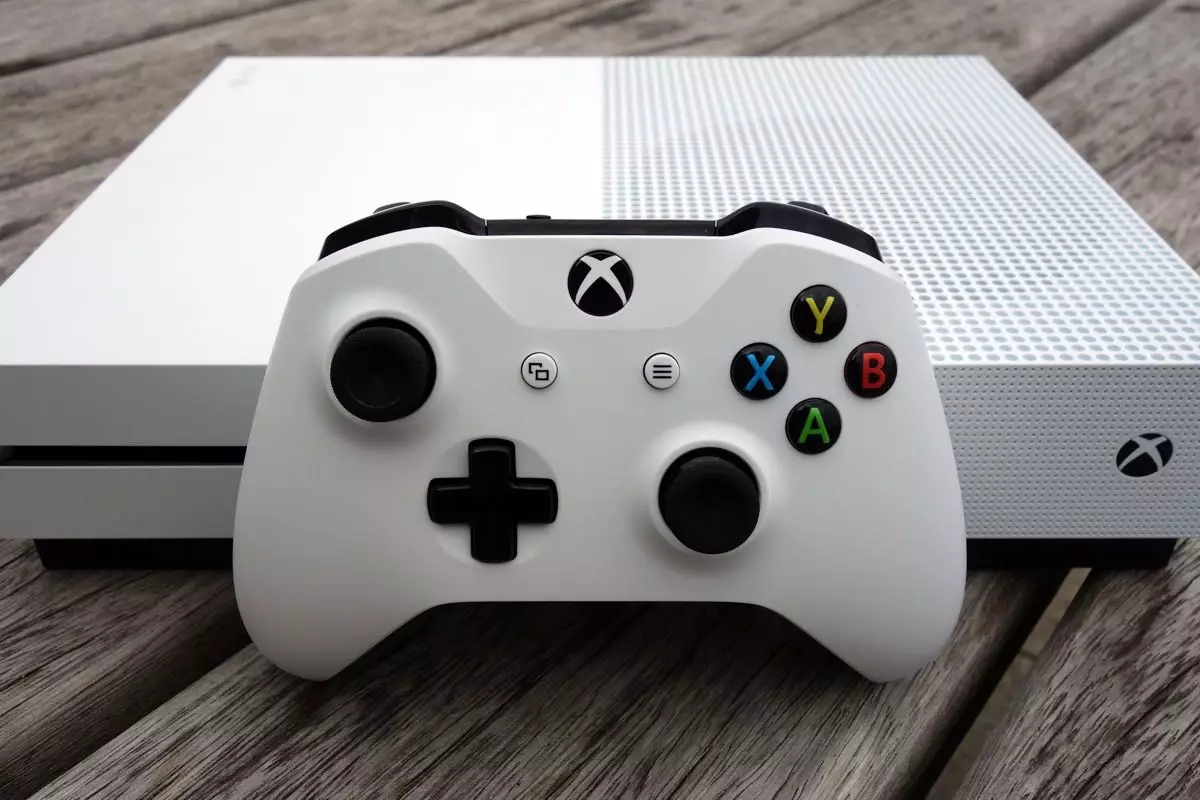 Rusiyada Xbox One S - "Killer" PS4 Slim satış başlanğıc dəyəri və tarixi adına