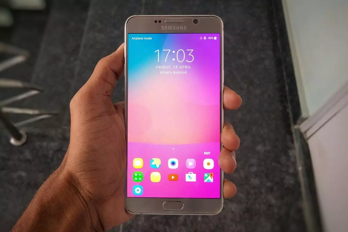 "Samsung" išleido "Android 7.0 Nugat" galaktikai S7 ir S7 kraštui, bet ne visiems