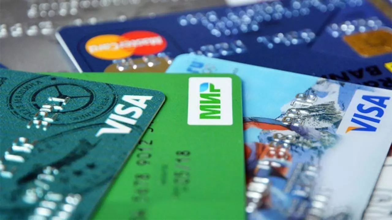 Berjuta-juta orang Rusia dilarang menggunakan Kad Visa dan MasterCard Bank 17743_1