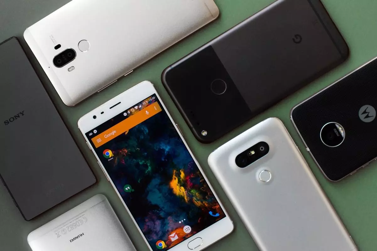 2017 bakal nemtokake ing perang antarane merek smartphone sing larang lan murah