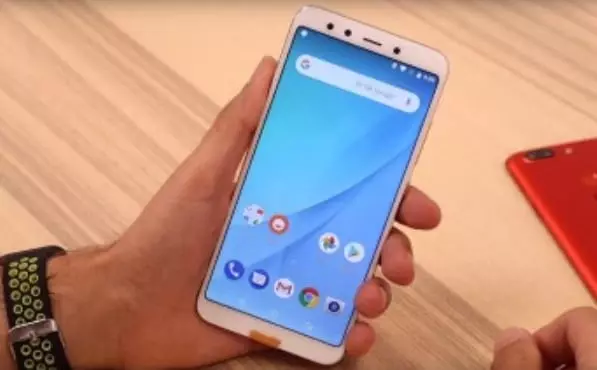 Léirigh Xiaomi Mi A2 ón líne amháin android ar fhíseán 18417_2