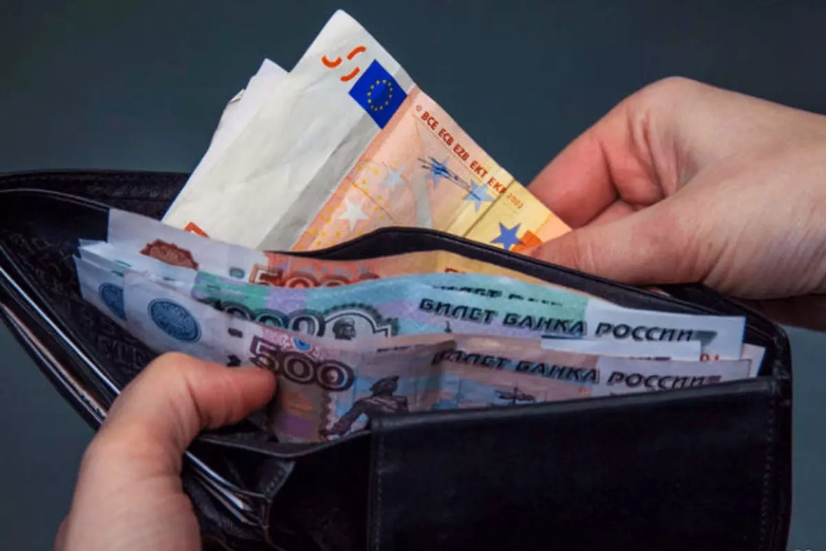 Sberbank ya yi magana game da tsoho, saboda wanne kudi a cikin katunan banki ƙone