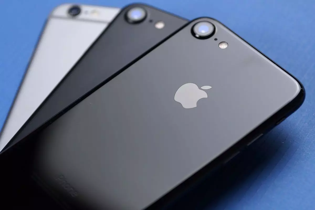 Komèsyal ofisyèl nan iPhone 7 ak iPhone 7 plis kòmanse nan Larisi