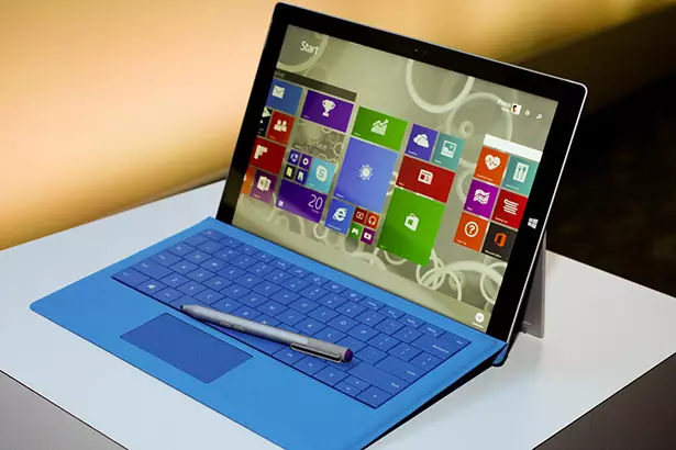 Satya mis sur: la ligne de tablettes de surface de Microsoft développera