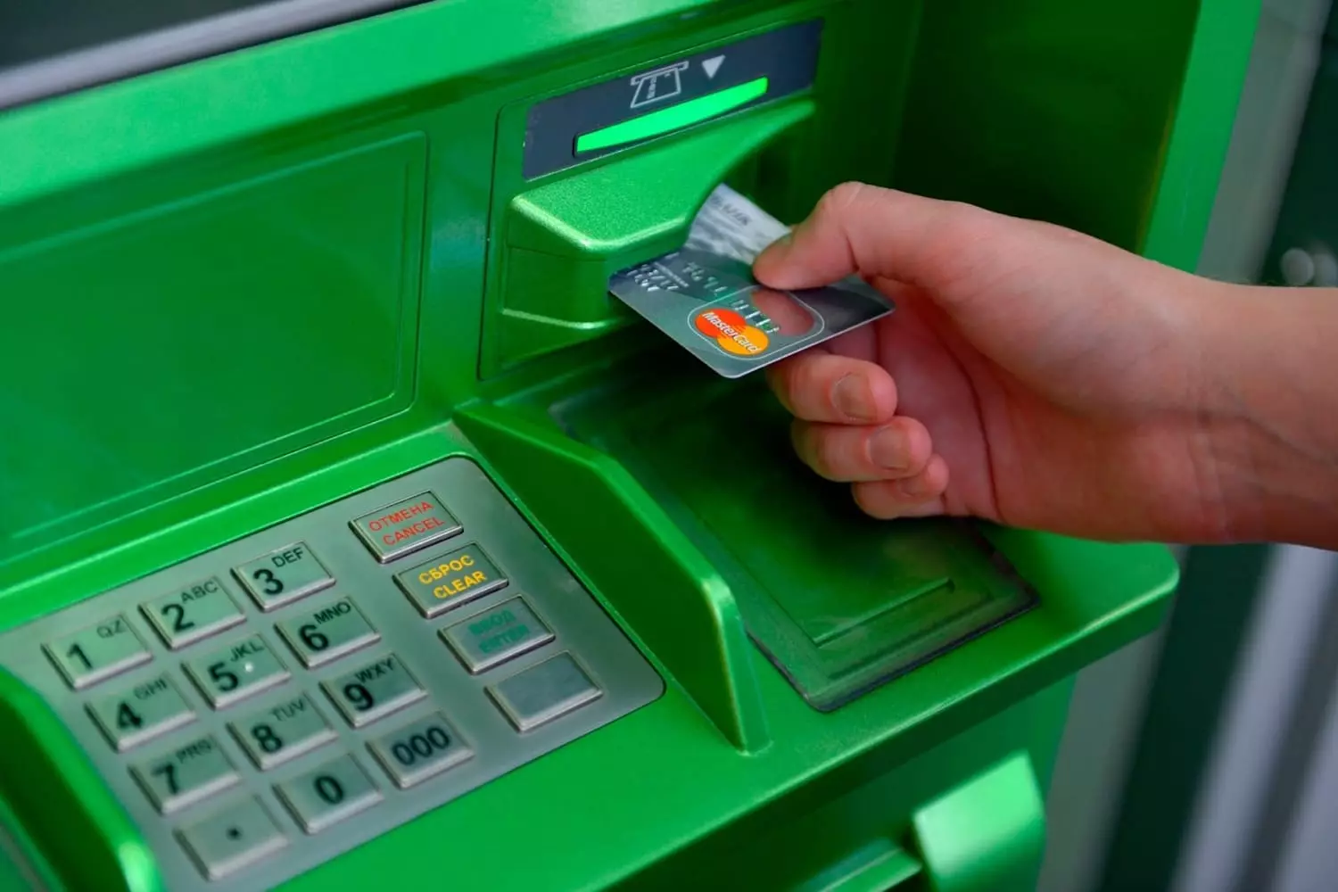 Sberbank הציג מס להסרת מזומנים מכרטיסי בנק