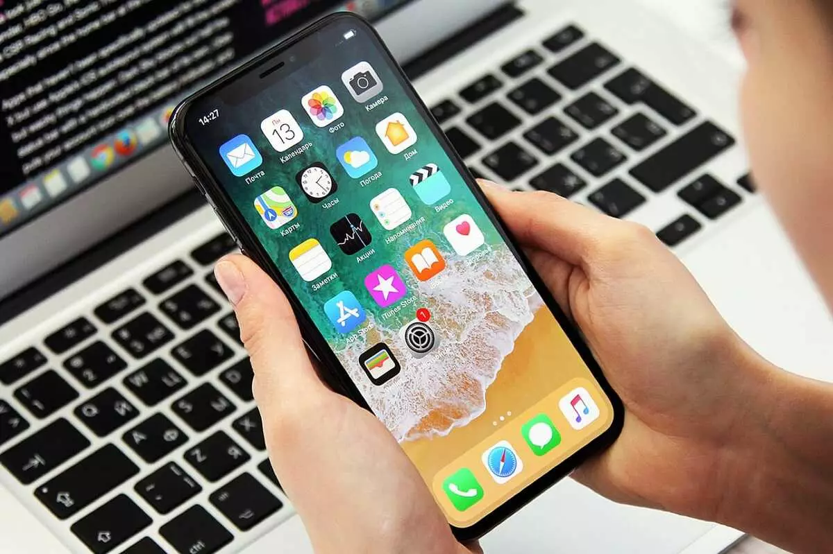 I funzionari della Russia comprano un iPhone X per 90 mila rubli al denaro del bilancio 19701_1