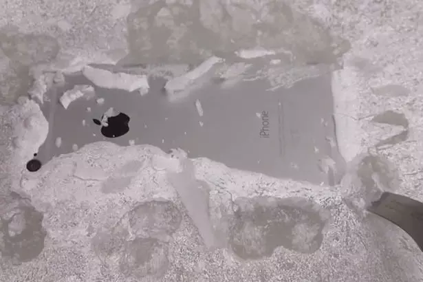 iPhone 6 overlevede efter en 10-minutters frysning i hot is