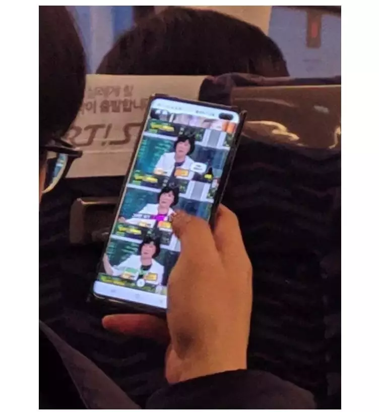 Samsung Galaxy S10 ine mutsipa pasi pekamera yakaratidza mafoto live 19971_2