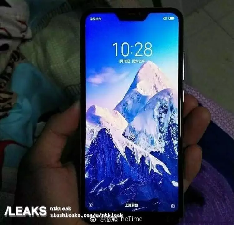 ദശലക്ഷക്കണക്കിന് ആളുകളുടെ അവസാന പ്രത്യാശ: Xiaomi Redmi 6 PRO തത്സമയ ഫോട്ടോകളിൽ അസാധാരണമായി തോന്നുന്നു 19990_2