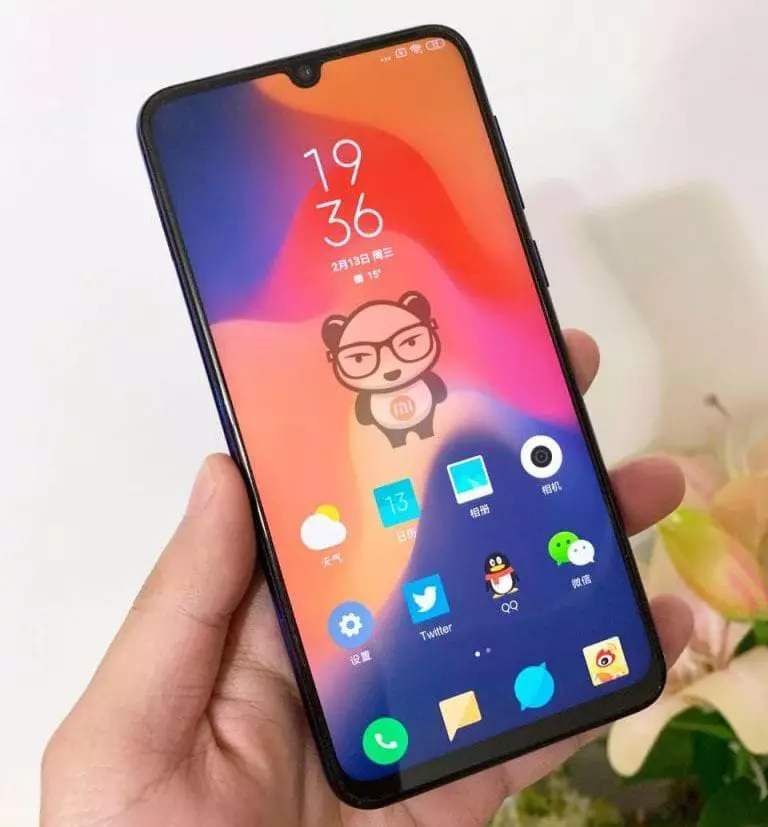 Xiaomi Mi 9 e ts'ehetsa mohala o se nang mohala oa matla a rekoto. Le likarolo tse ling tsa 