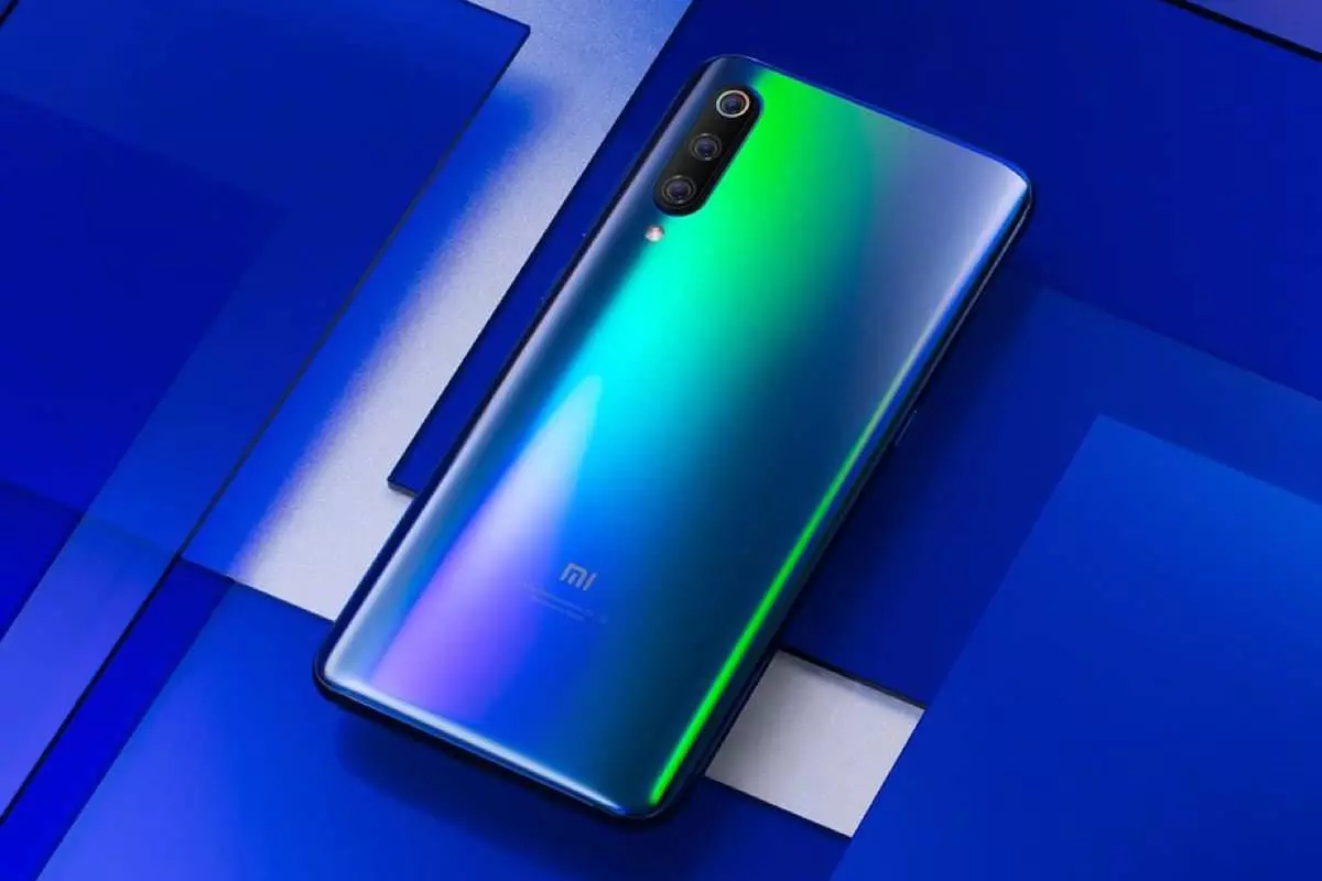 Xiaomi Mi 9 e ts'ehetsa mohala o se nang mohala oa matla a rekoto. Le likarolo tse ling tsa 