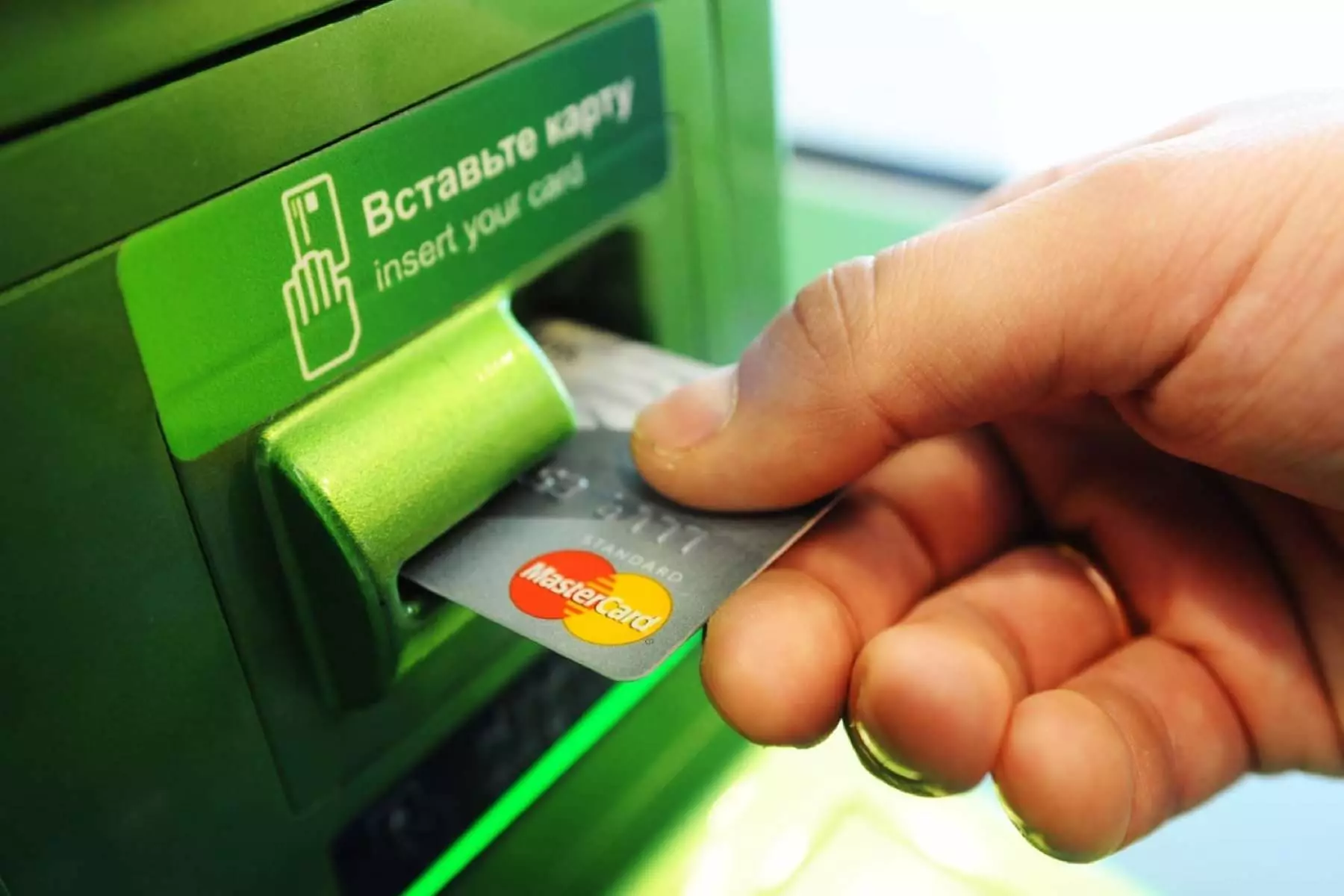 Sberbankは銀行カードからの現金撤退のために1％の単一税を鋭く導入しました 20152_1