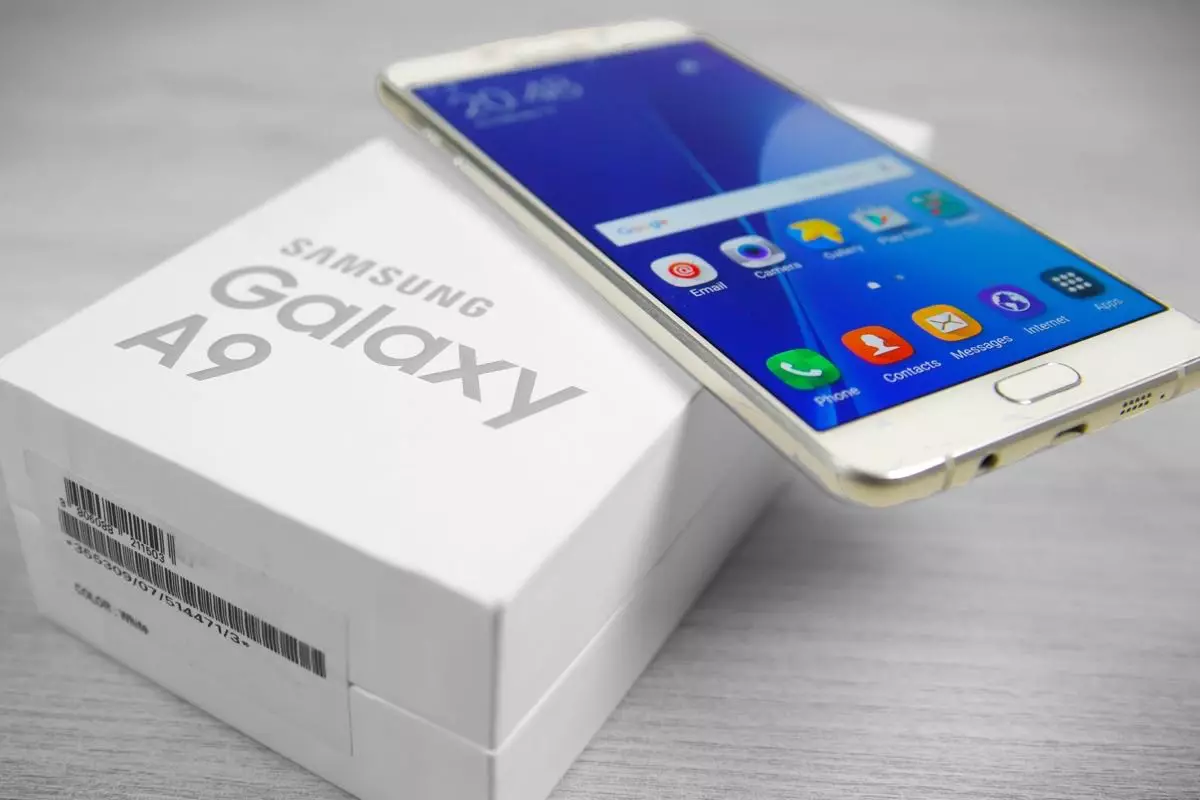 Samsung Galaxy A9 פלאַגשיפּ סמאַרטפאָנע (2017) איז שוין אין אַנטוויקלונג.