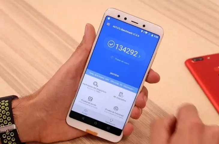 Xiaomi mi A2 akaedzwa muBenchmark uye akauya kuzere kusingatarisirwi 20409_2