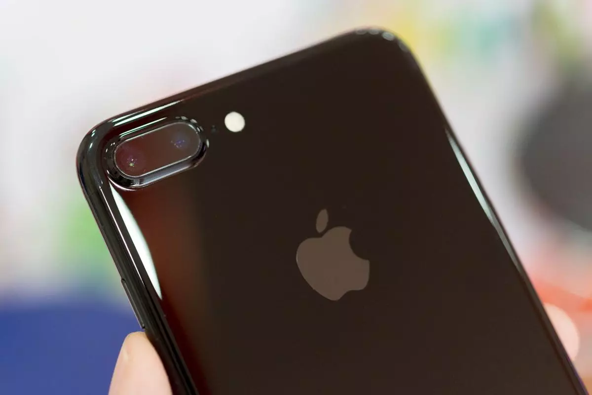 Kedu ka nke na-azụ ahịa na-azụ ahịa iPhone 7 na iPhone 7 gbakwunyere na agba Oyx agba