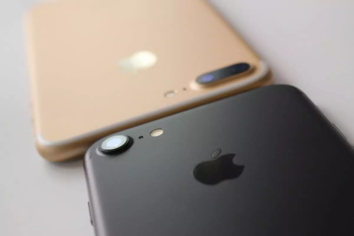 Oge nnyefe iPhone 7 na iPhone 7 Gụnyere na Storelọ ahịa Apple na Russian mụbara ruo izu 3-4