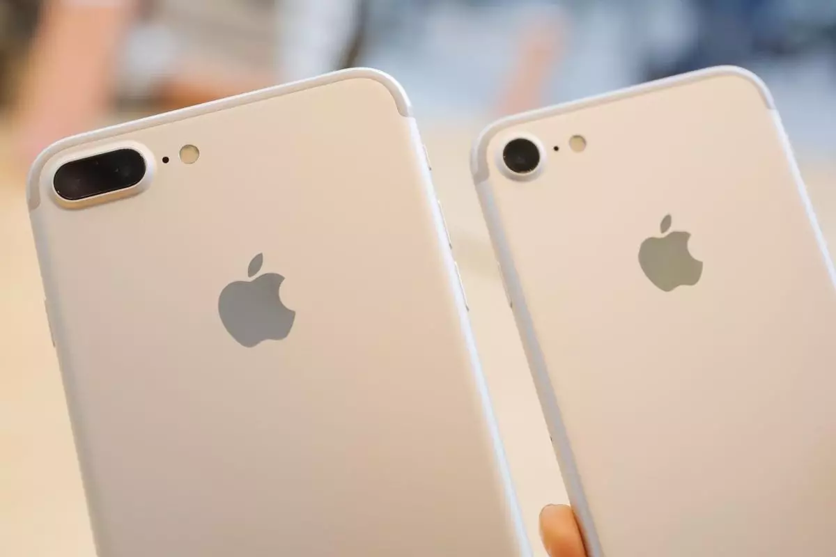 Rusi so preživeli več kot 2 milijardi rubljev na iPhone 7 in iPhone 7 Plus za prve tri dni prodaje