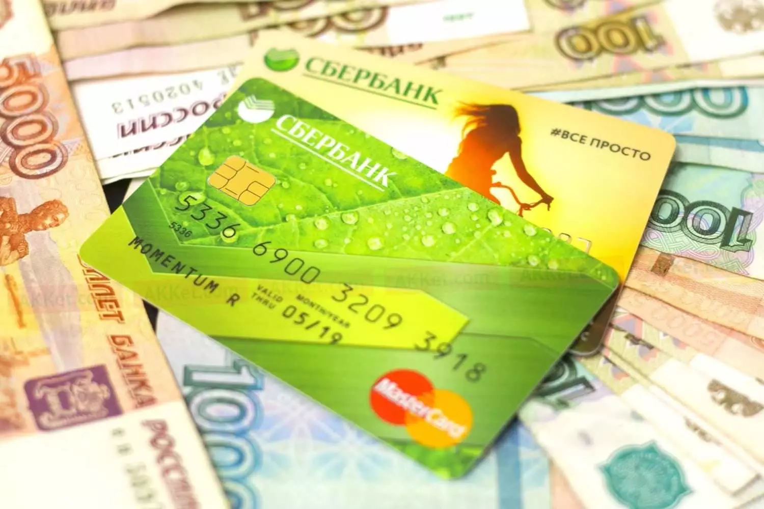 Sberbank faris la pagon de 8.000 rubloj al ĉiuj bankaj kartaj posedantoj 21082_1