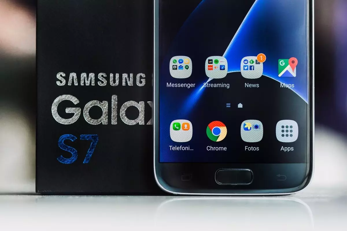 Koupit Samsung Galaxy S7 bez vazby na operátora může být nyní dvakrát levnější