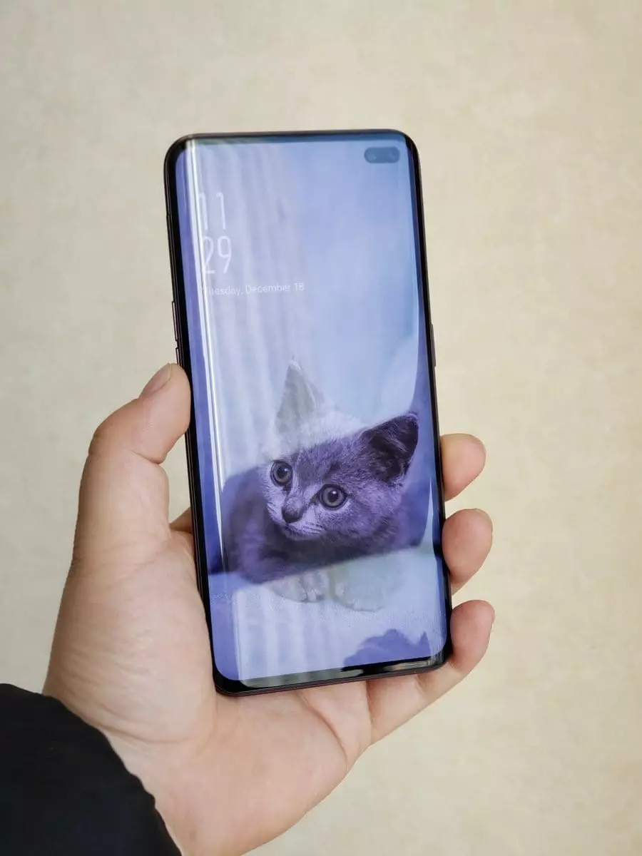 Fotografie vun der Aarbecht Samsung Galaxy S10 verursaacht e Stuerm am Netzwierk 21685_2