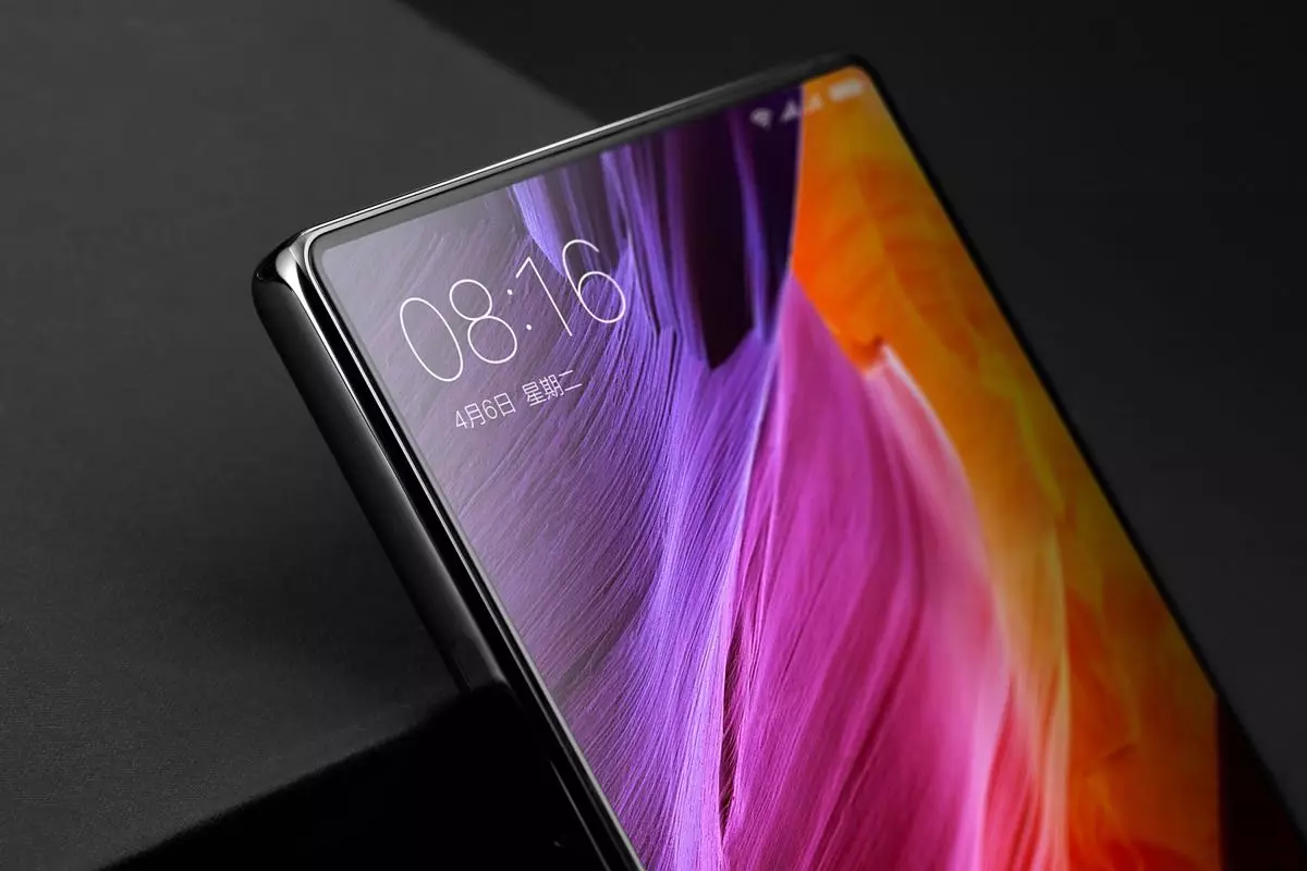 Το κόστος του Xiaomi Mi Mix Crumpless Smartphone στη Ρωσία μειώθηκε σε ένα προσιτό σήμα.