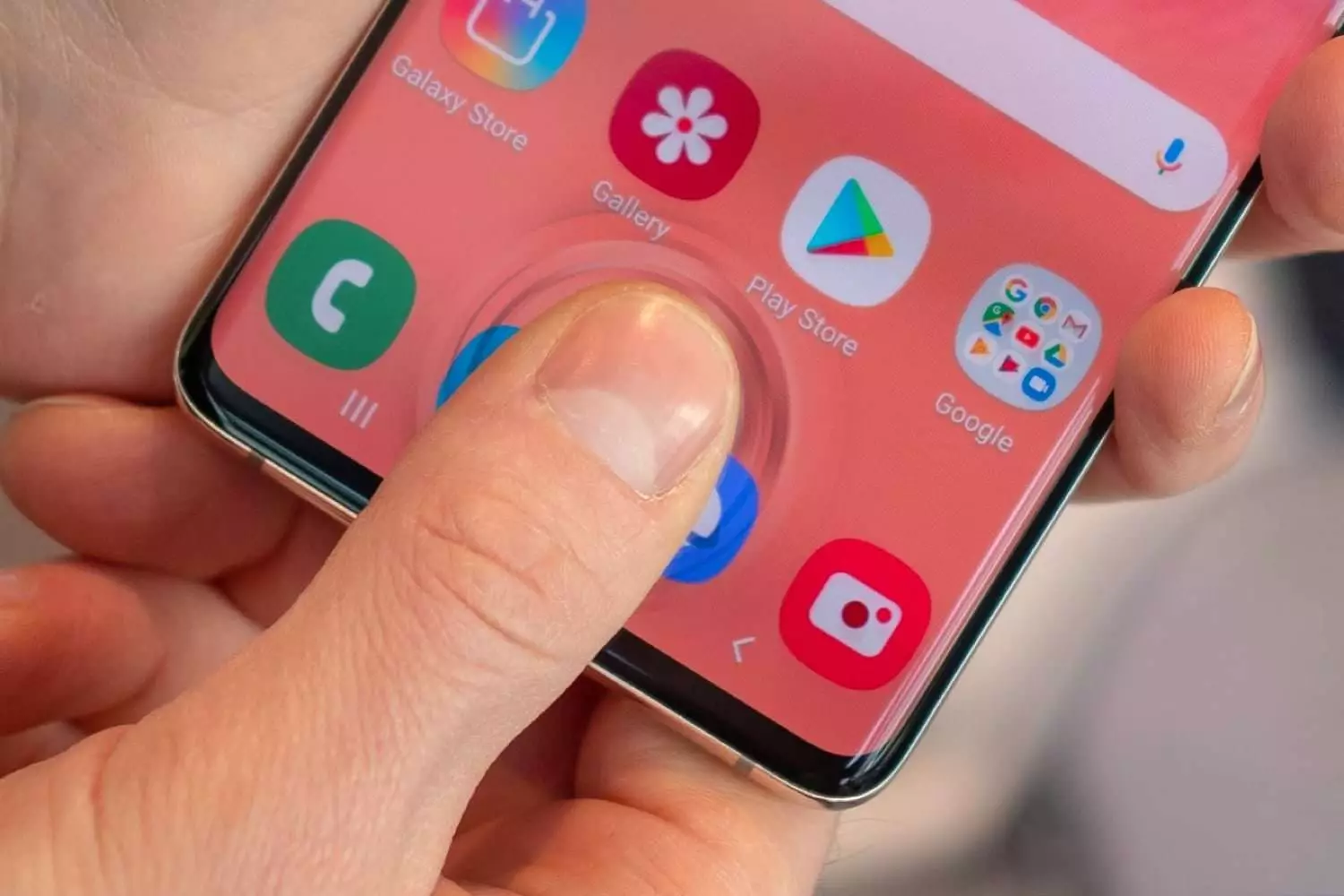 Dans tout Samsung Galaxy S10, il y a un inconvénient terrible qui s'est caché 22310_3