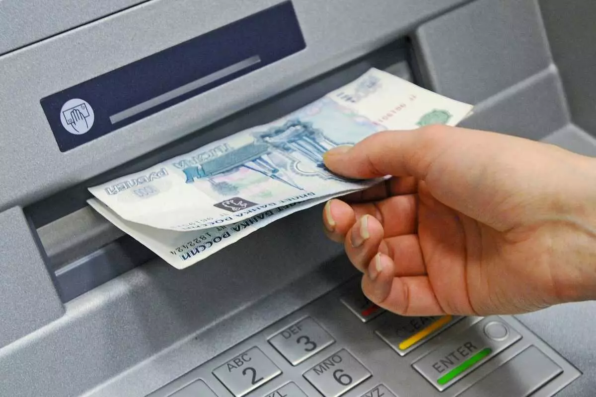 Sberbank mimiti nyandak pajak tunggal 1% kanggo ditarikna artos di ATM 22631_1