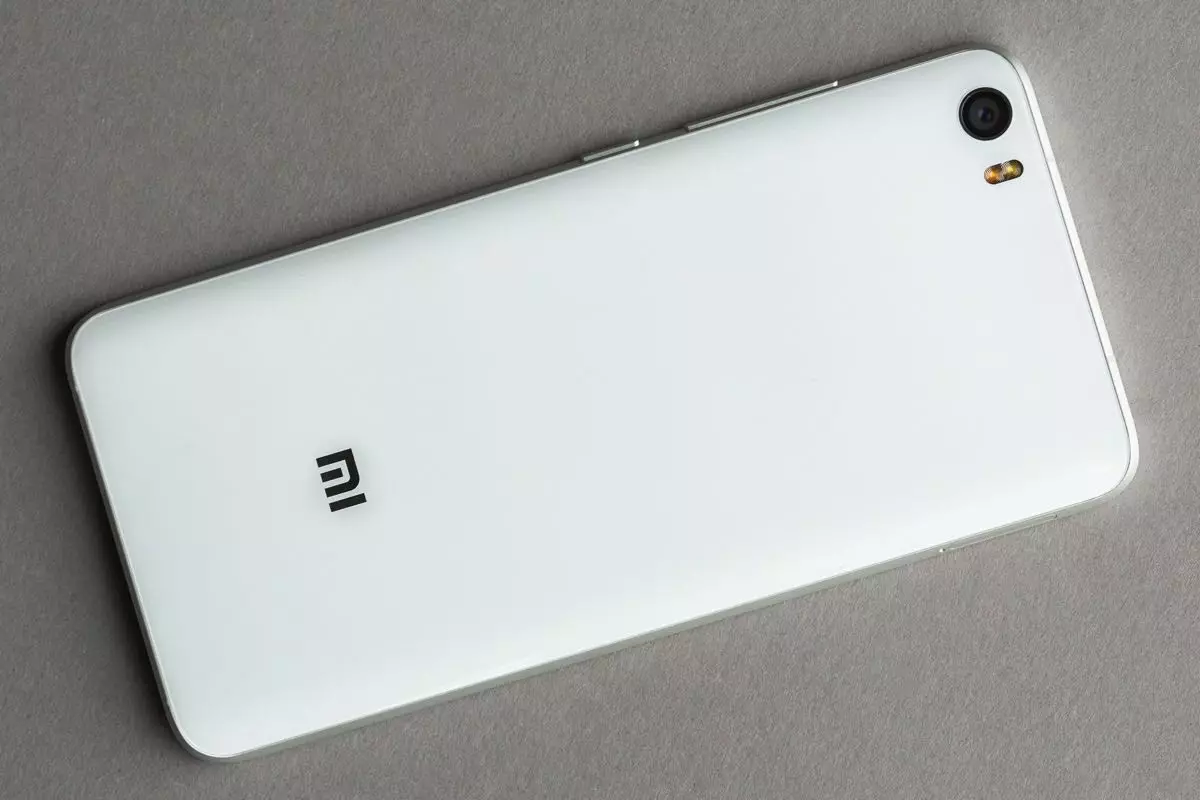 פּרעזענטירונג פון Xiaomi Mi באַמערקונג 2 מיט שפּיץ דריז און קערווד פאַרשטעלן וועט זיין פארנומען אין אקטאבער