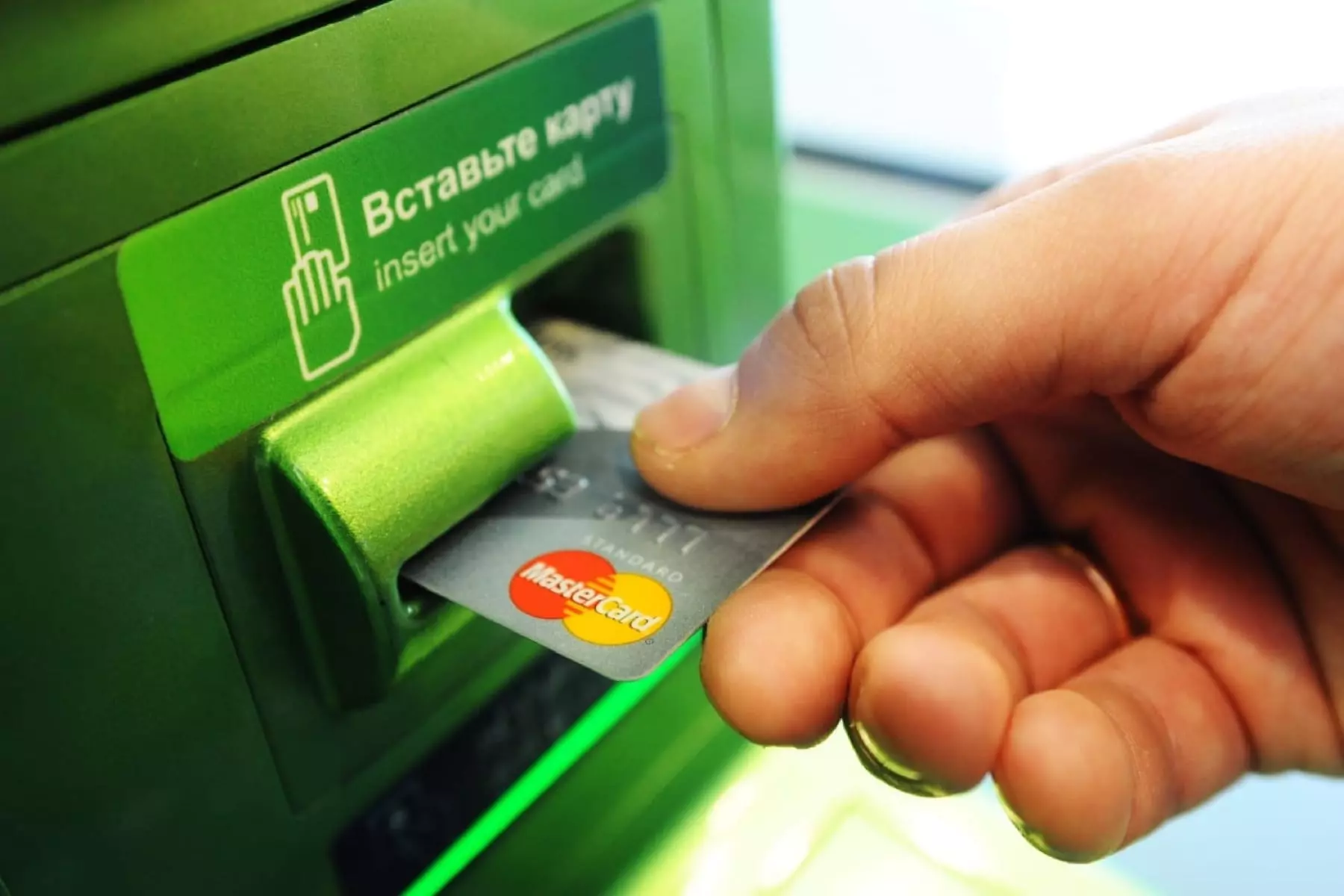 Sberbank a établi une taxe unique de 1% pour supprimer de l'argent des cartes bancaires