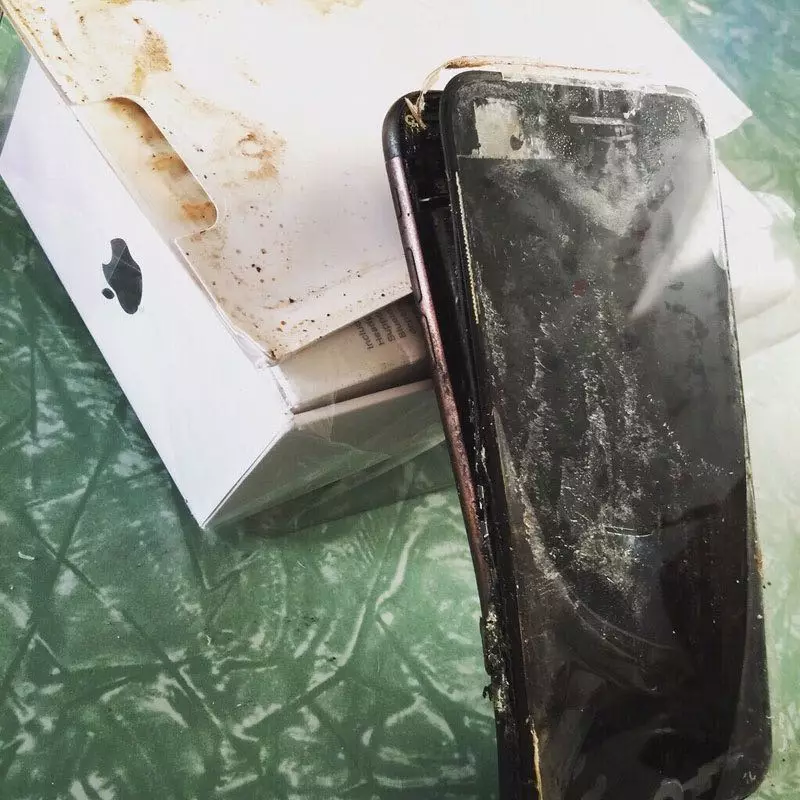 Apple iPhone 7 Fire Burn 2