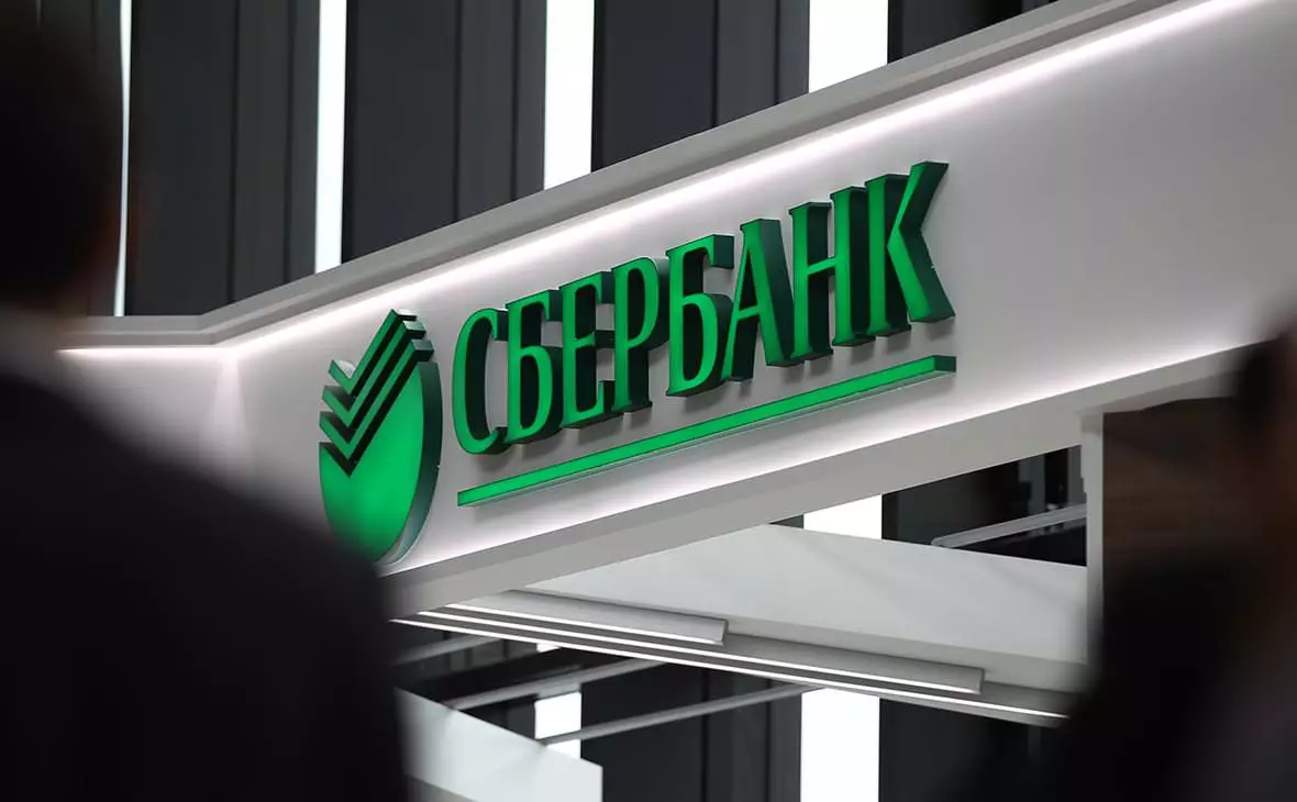 Sberbank yntrodusearre in ferplichte belesting fan 1% per oerstappen tusken bankkaarten 22989_1