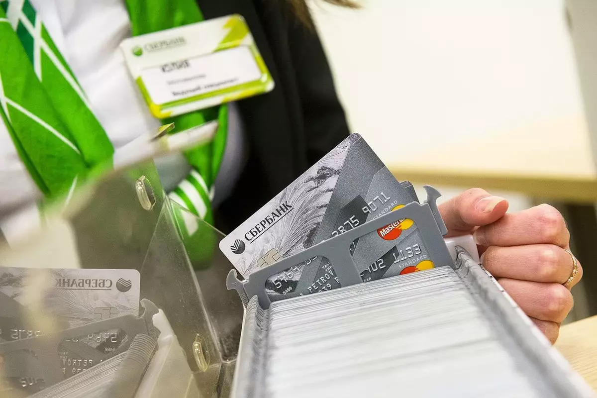 Sberbank feroare foar alle regels foar ynskriuwing oer bankkaarten 23048_2