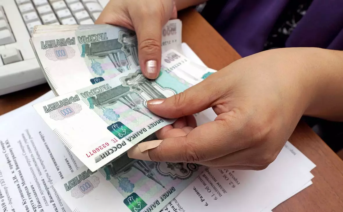 Sberbank began freezing salaries on bank cards for 40 days 23697_3