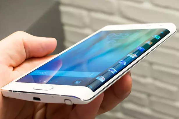 Prodej Samsung Galaxy Edge s další obrazovkou selhalo