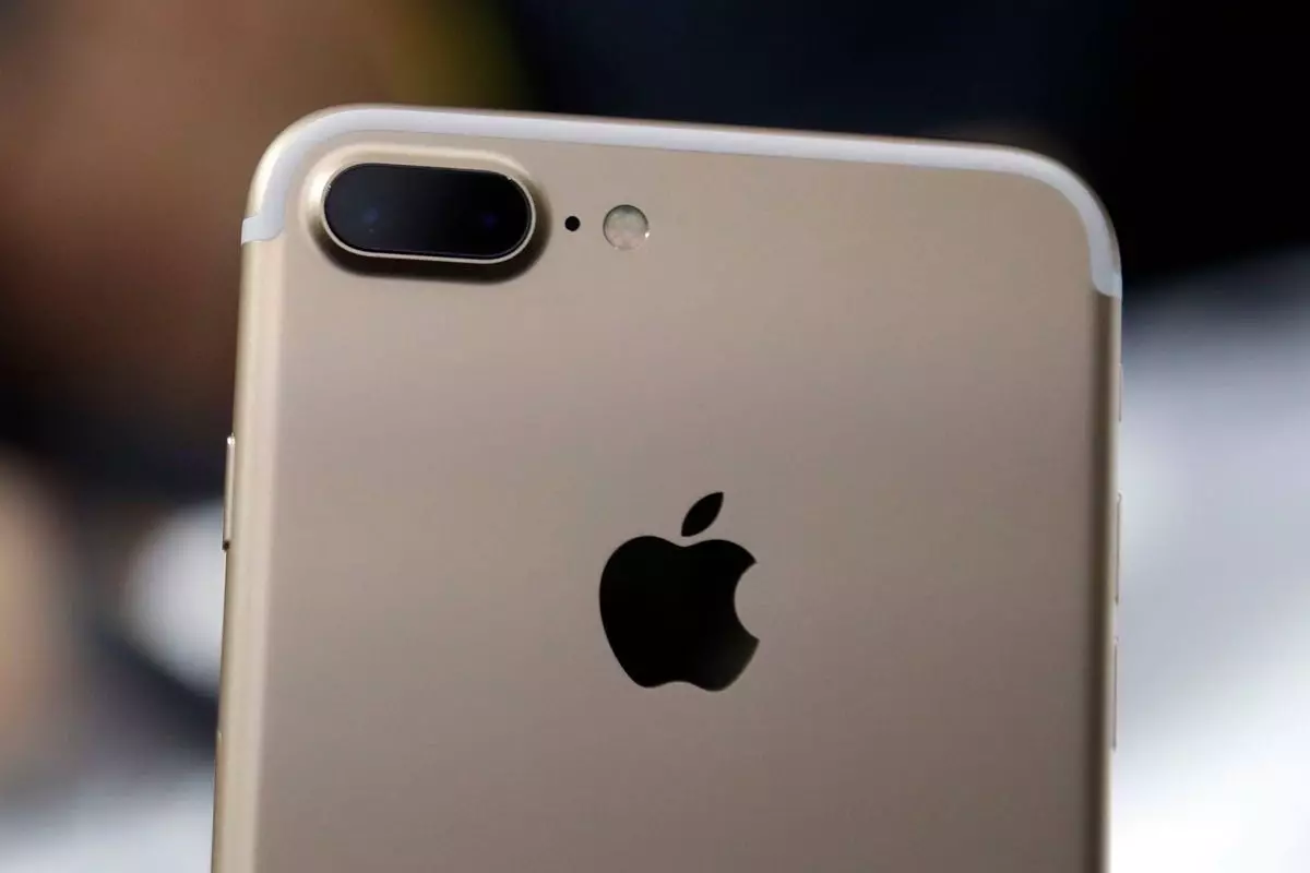 IPhone 7 ak iPhone 7 plis smartphones tonbe nan Larisi ankò