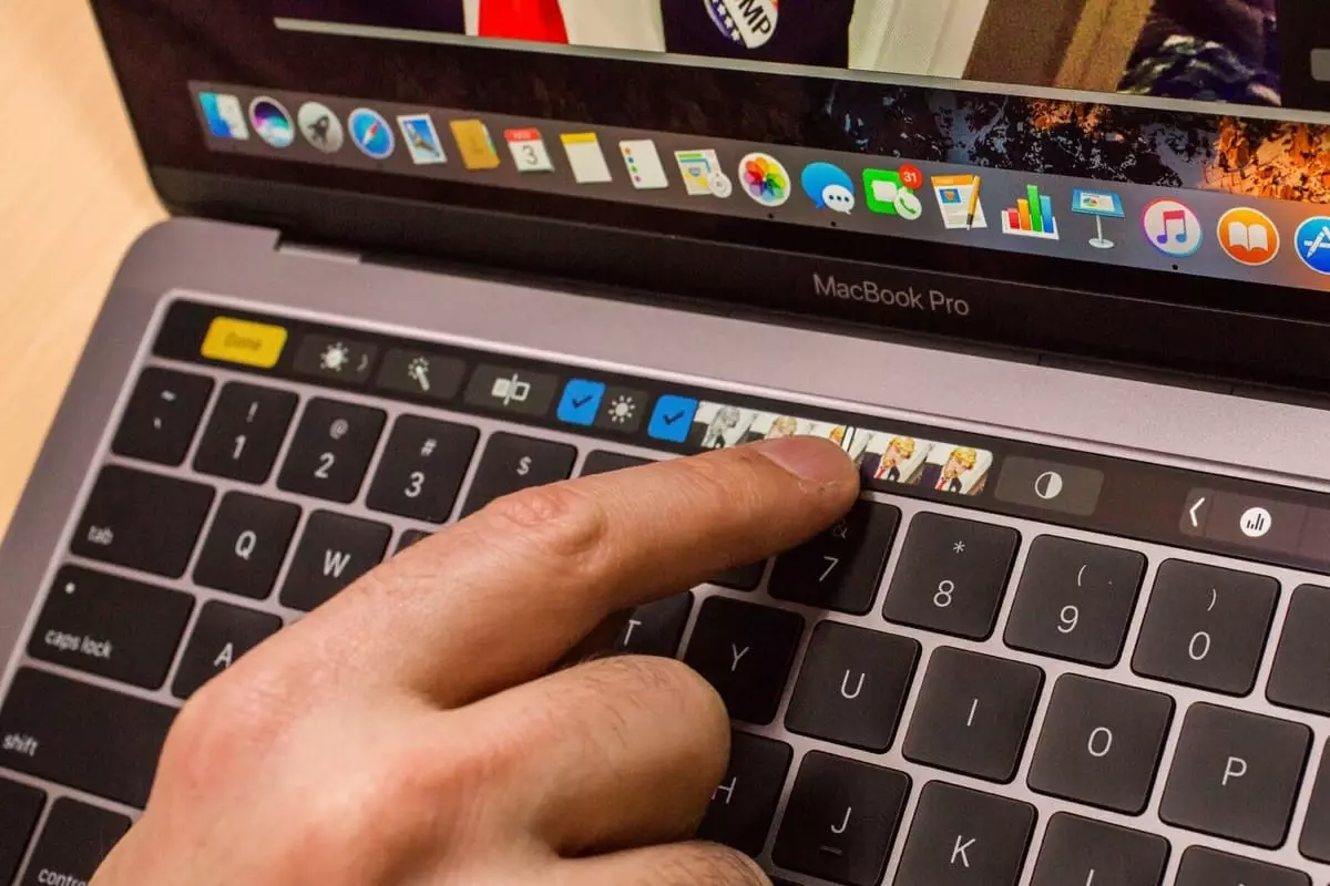 Хакерлер жаңы Macbook Proдо тийүү тилкесин кармап турушкан