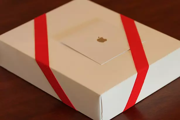 "Apple" işgärlerine Ro Christmasdestwo sowgatlaryny berdi