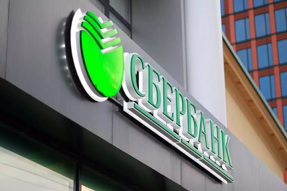 Một lời nói và lệnh cấm: Sberbank ồ ạt thẻ khối ngân hàng 25194_1