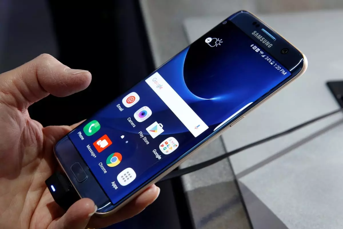 Samsung Galaxy S8 + Berdasarkan ExySnos 8895 prestasi versi yang dilalui dengan Snapdragon 835