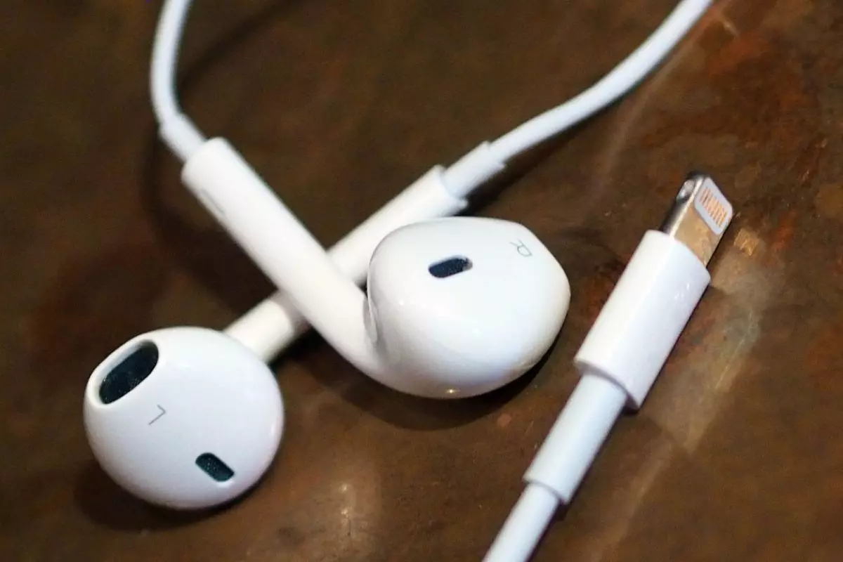 Lightning headphones - ito ba ay katumbas ng halaga?