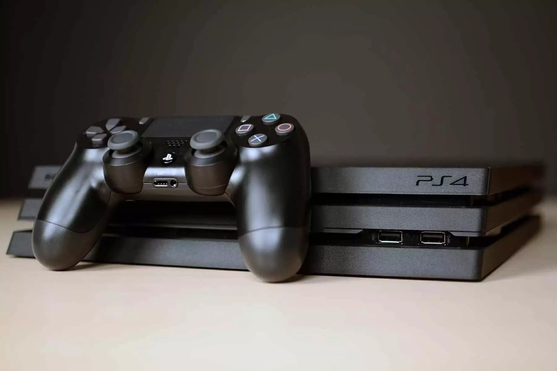 Sony Playstation 4 Pro verkoopt voor 1.619 roebel 254_1