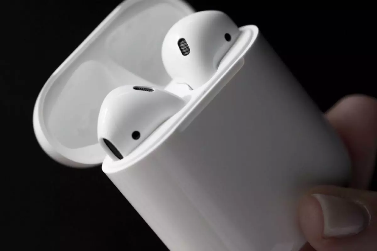 Ang pag-ilis sa mga baterya sa AirPods Wireless Headphone mogasto $ 100