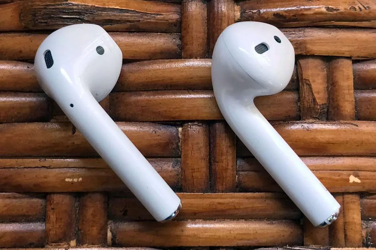 AirPods 1.