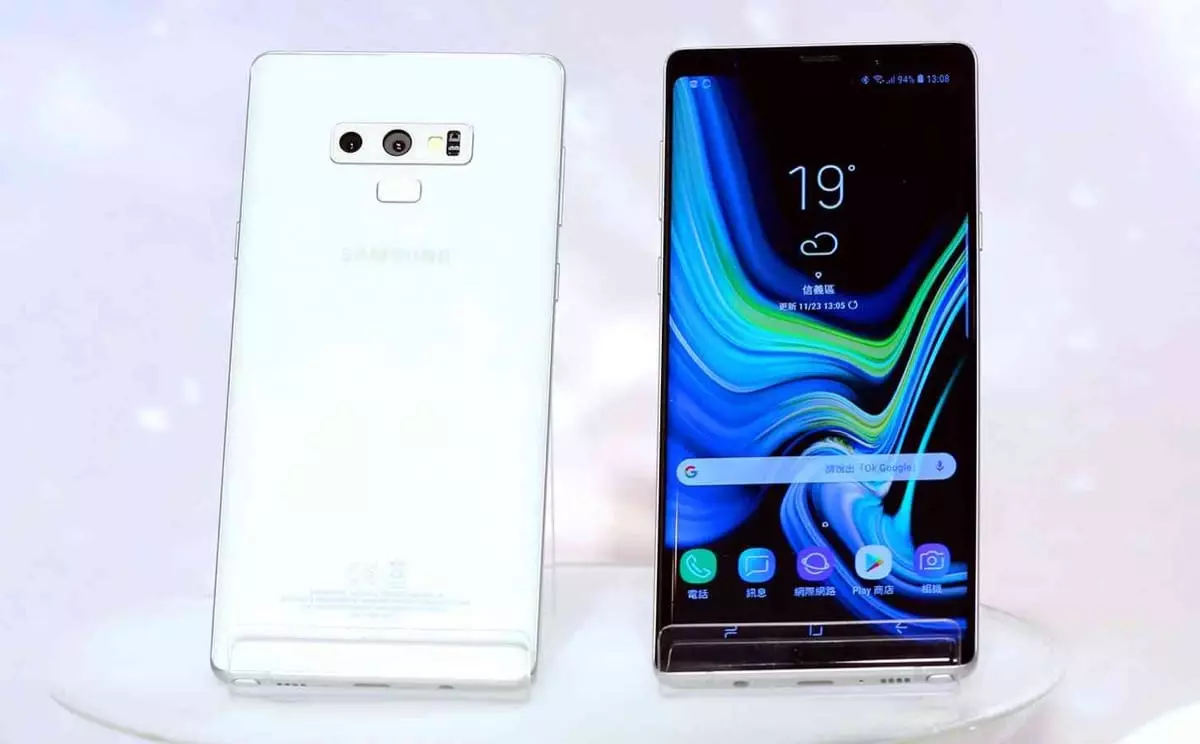 Samsung a lansat un nou smartphone premium care arată superb 25803_1