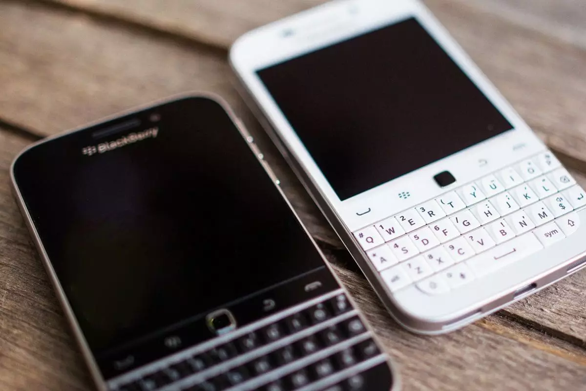 Kutulutsa kwa mafoni a Smartphones pansi pa BlackBerry Brace