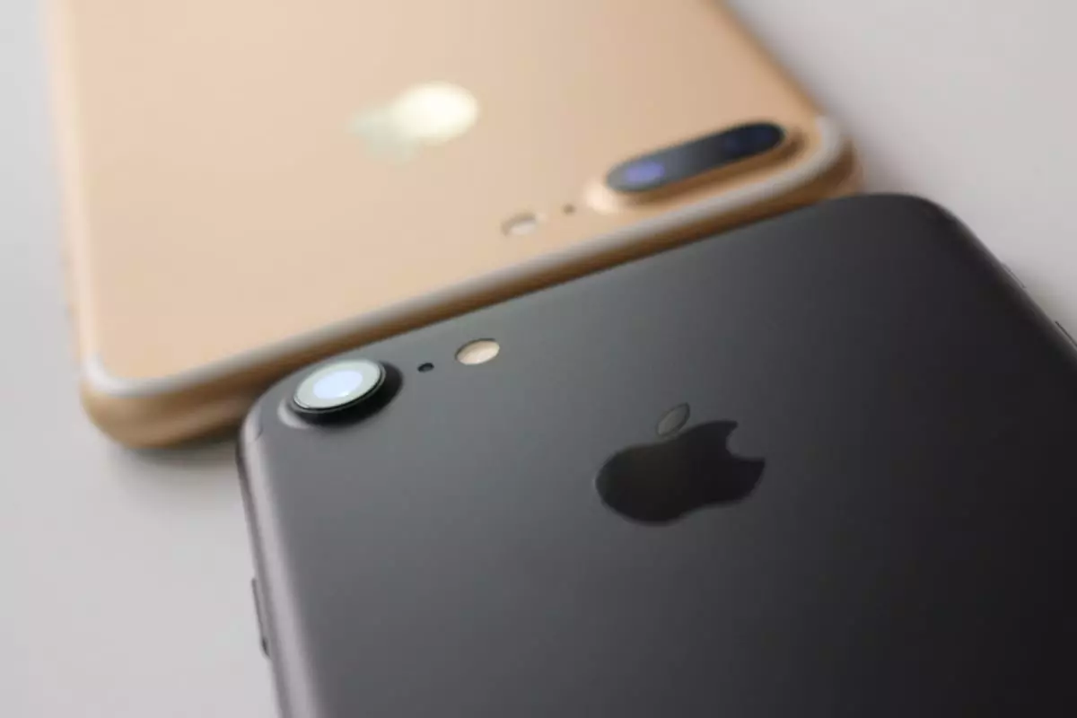 Apple iPhone 7 abụrụla smartphone kachasị mma na nkeji nke mbụ nke 2017