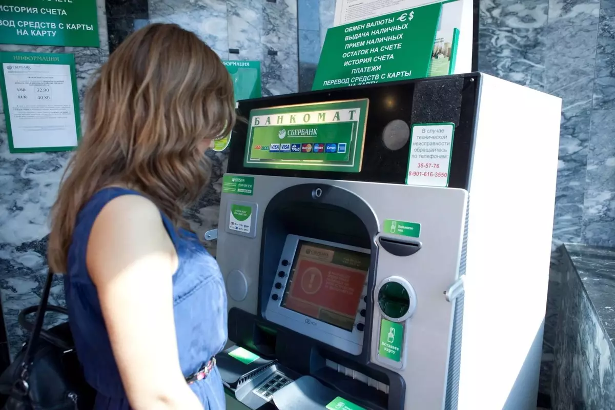 Sberbank adunay nausab nga cash atras sa paggamit sa ATMs 26067_1