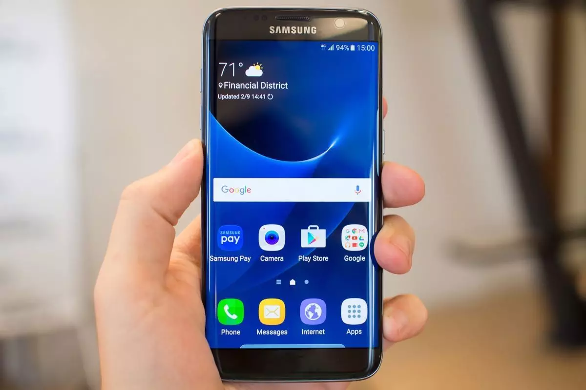 Daxuyaniya tiliyê li Samsung Galaxy S8-ê dê li ser pişta paşîn were bicîh kirin