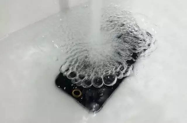 iPhone 6 Russia Water 0